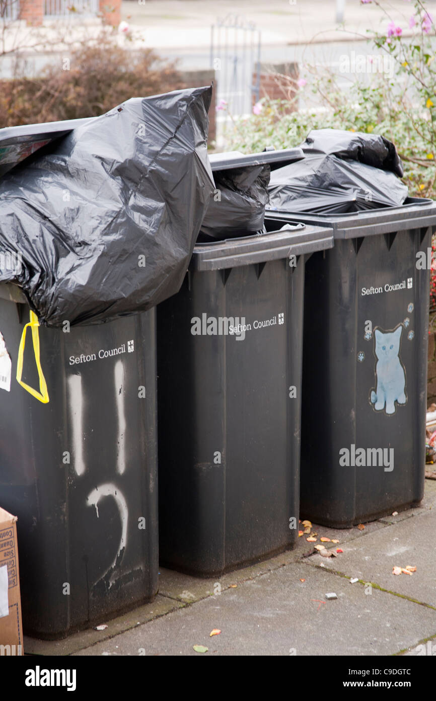 Dustbin lids hi-res stock photography and images - Alamy