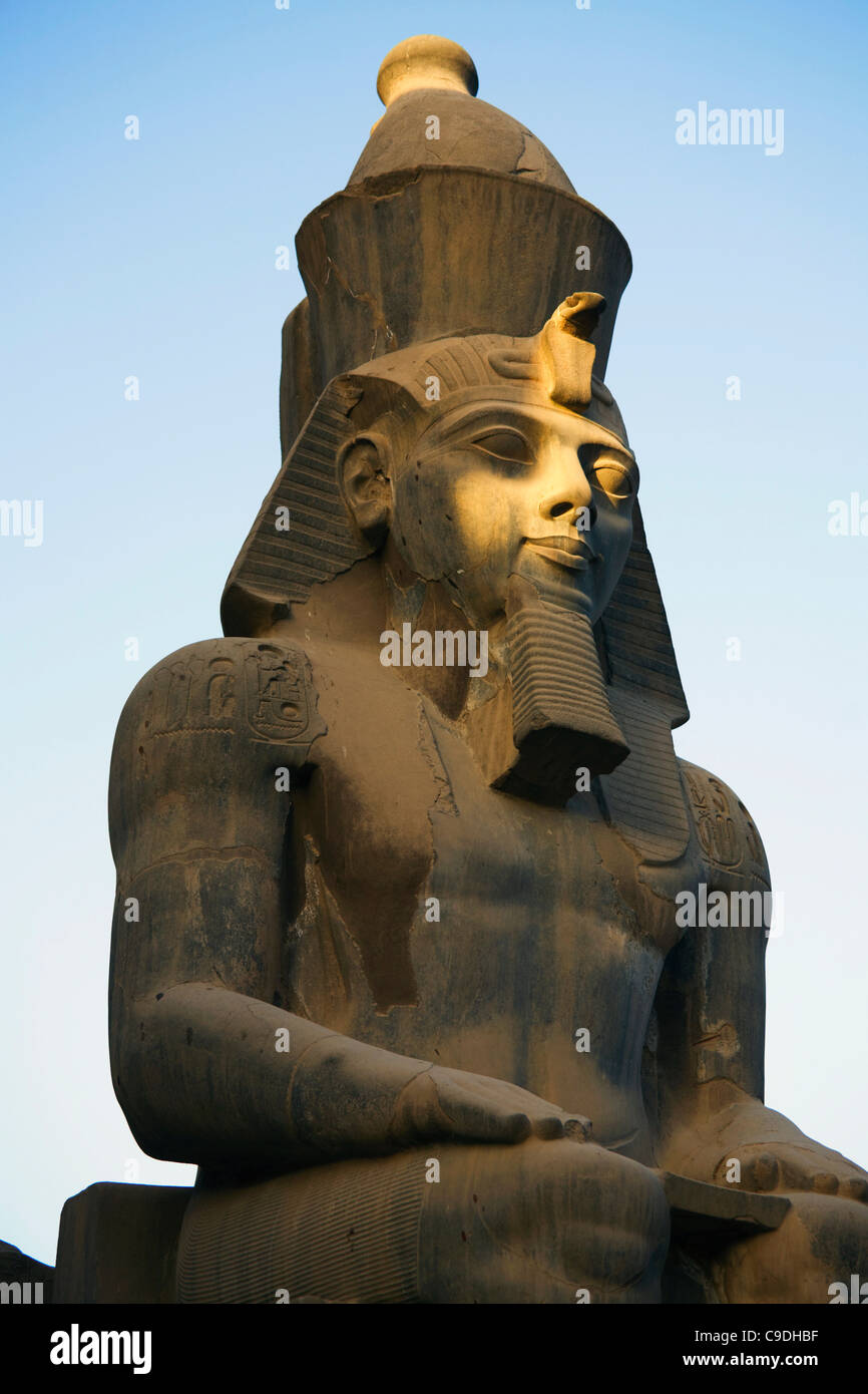 Colossal seated statue of a pharaoh hi-res stock photography and images ...