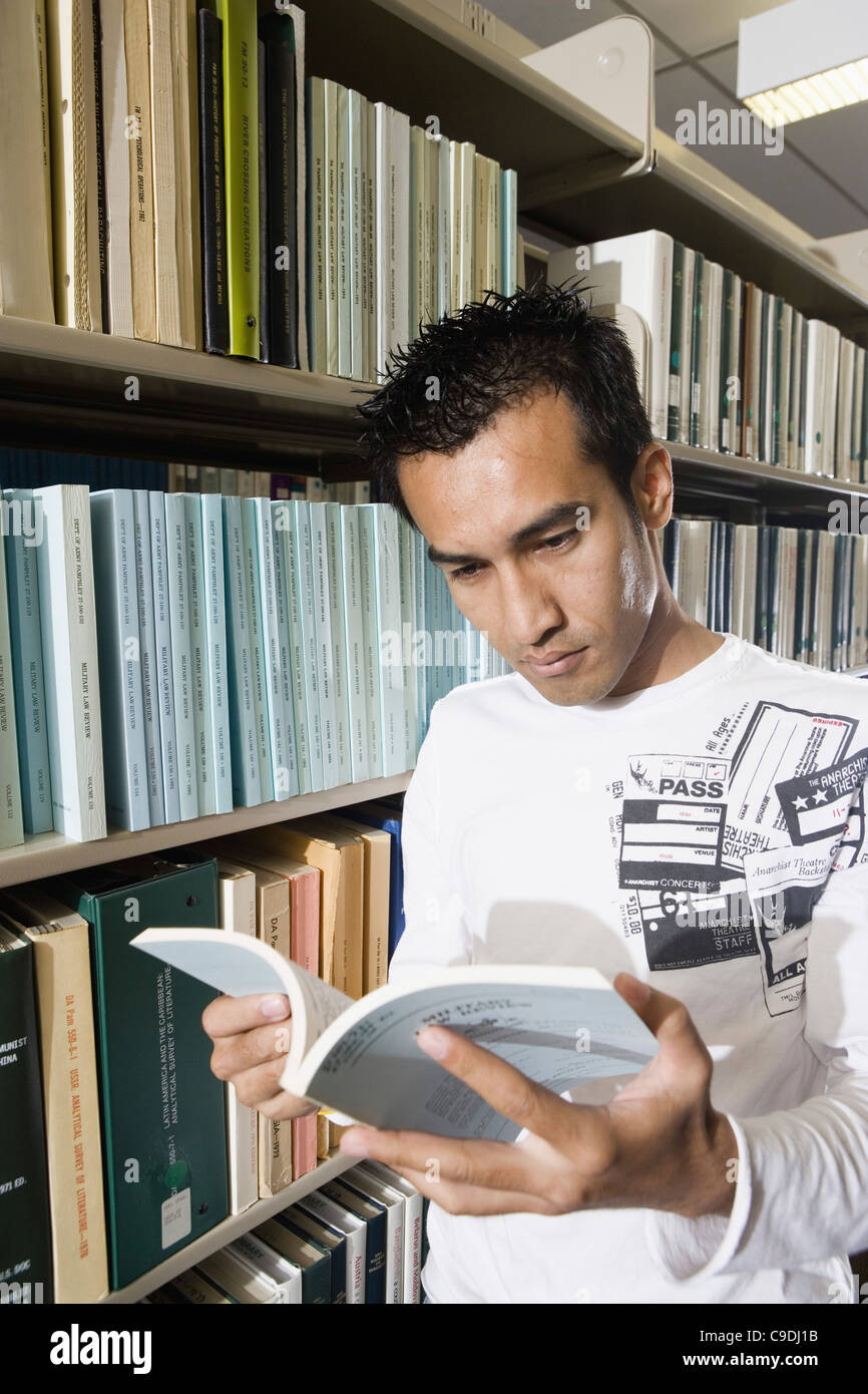 University library stacks reference hi-res stock photography and images ...