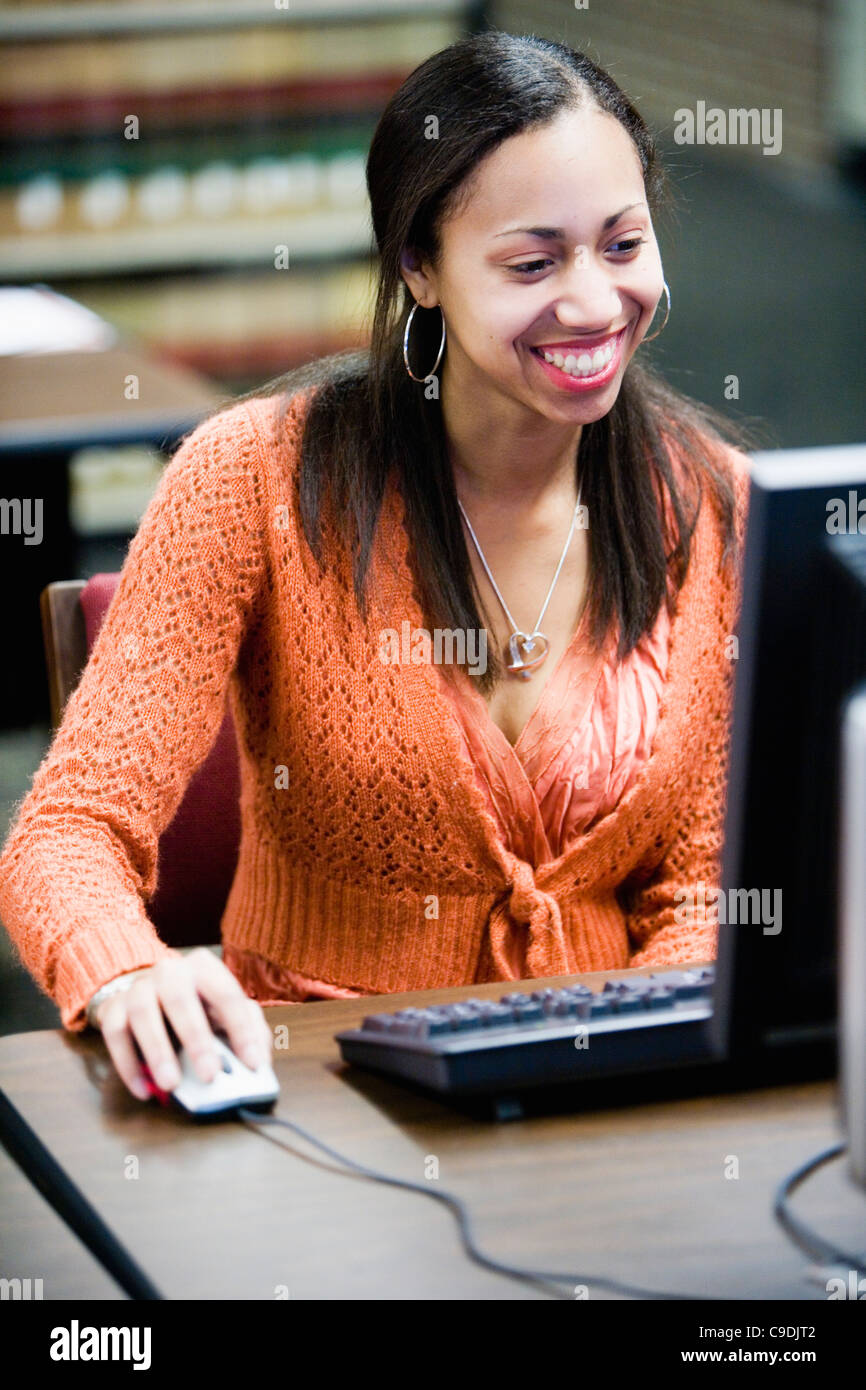 Young mouse sitting hi-res stock photography and images - Alamy