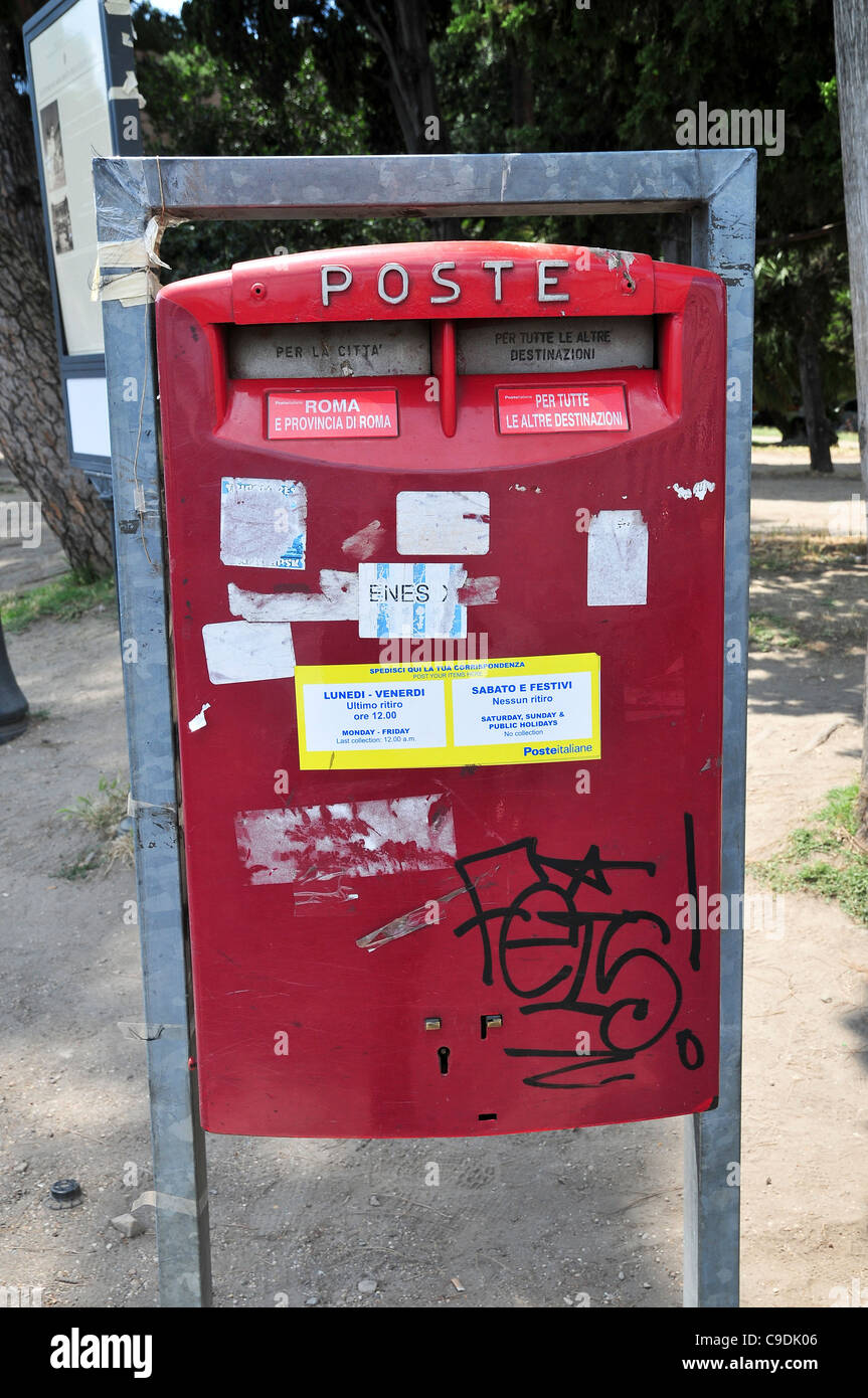 Italy postbox hi-res stock photography and images - Alamy