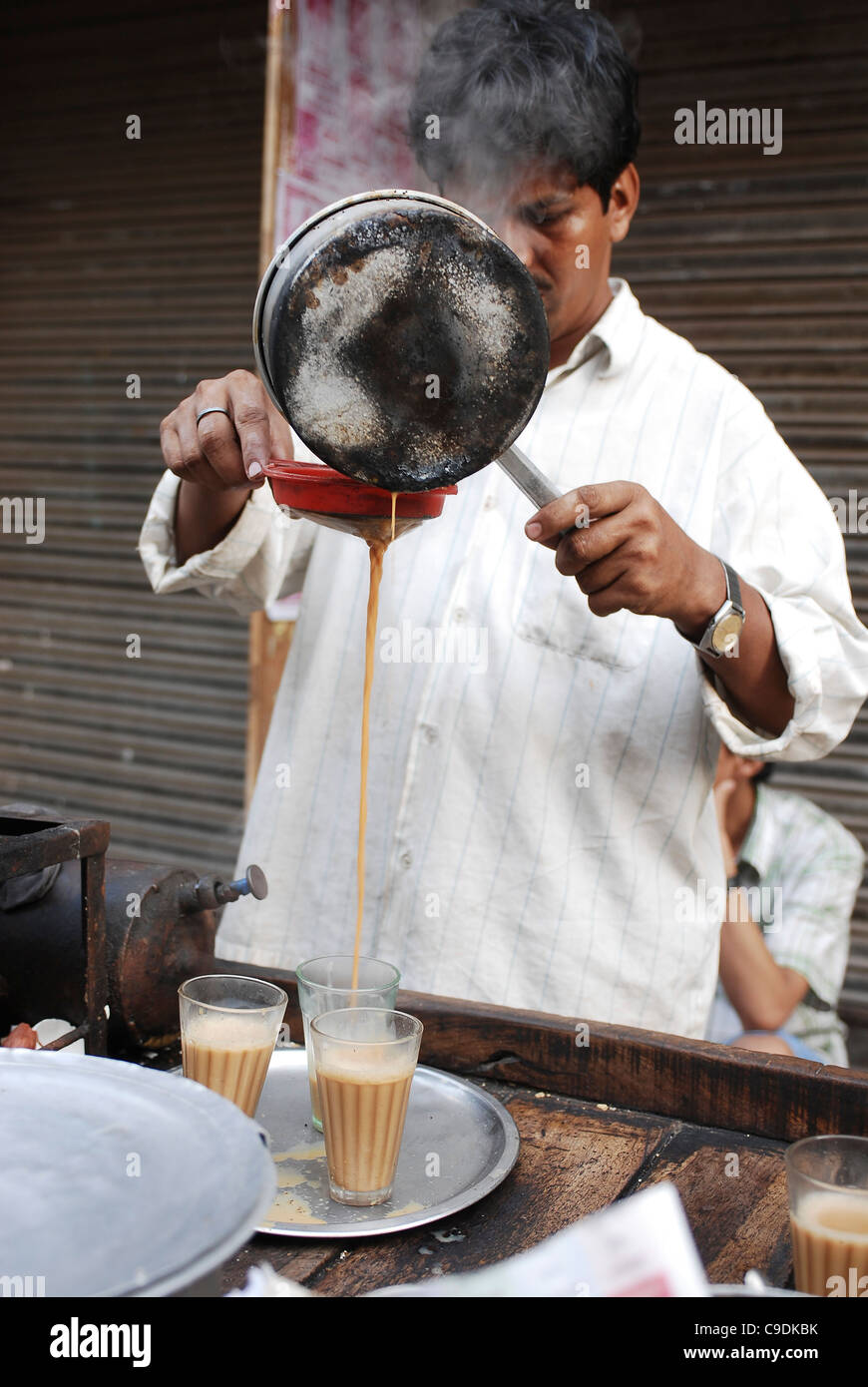 India, street vendor making chai Stock Photo - Alamy