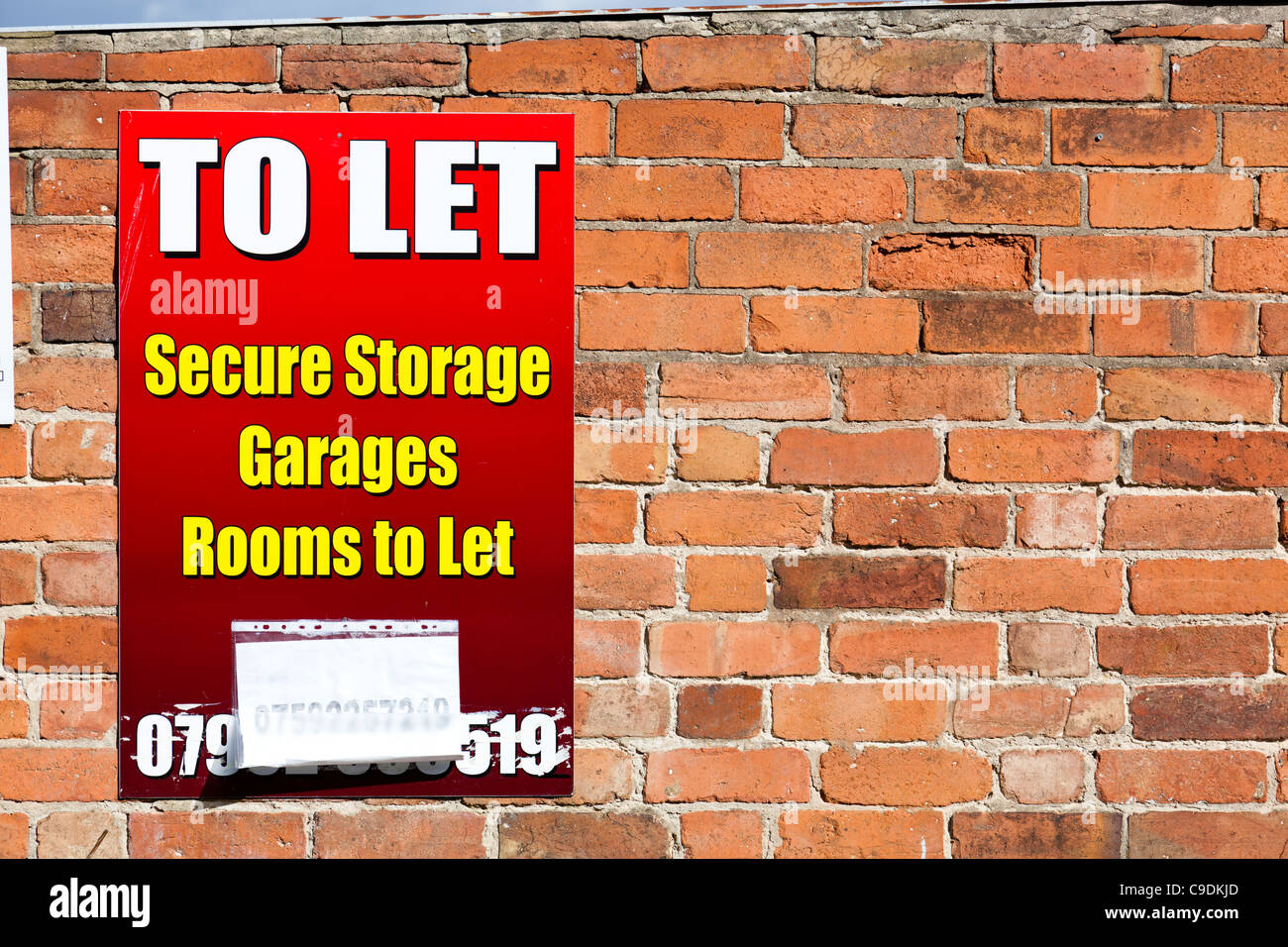 To let sign, for rooms and garages, on a brick wall Stock Photo - Alamy