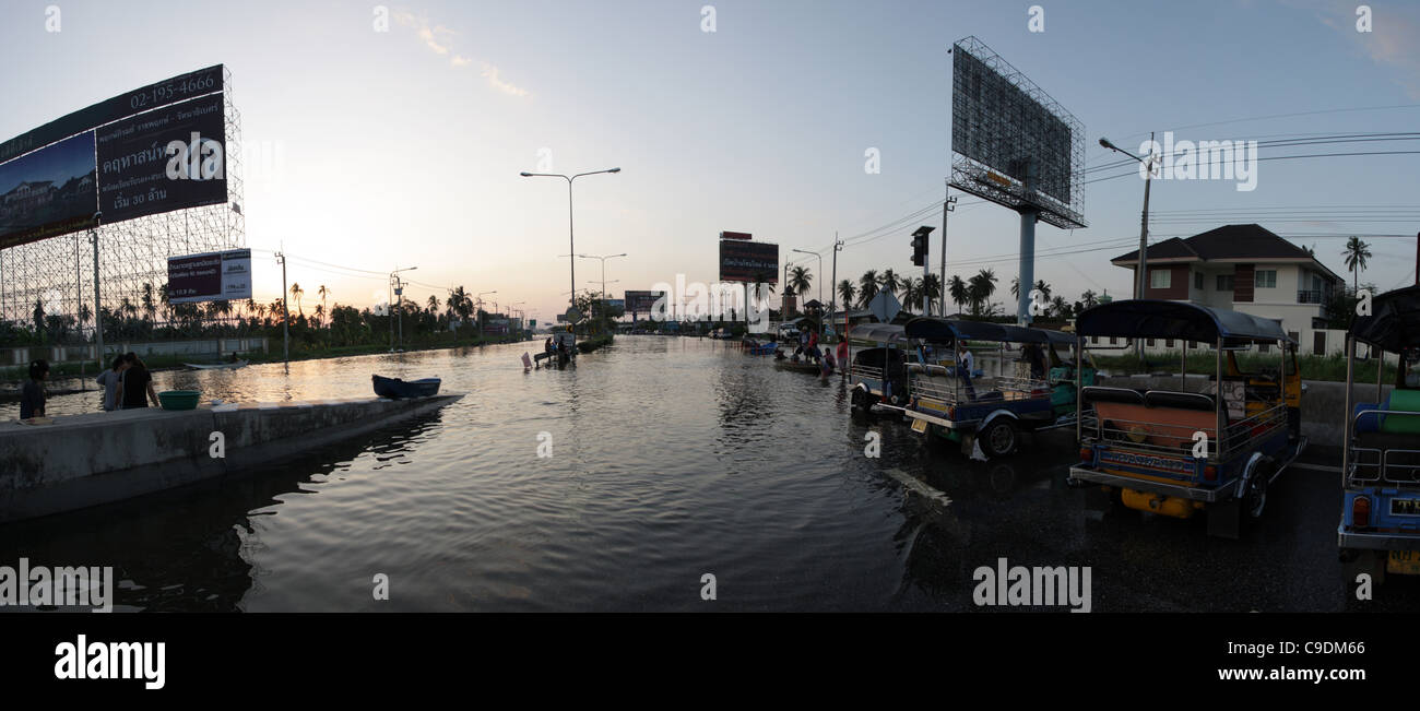 Floodwaters on street , Pakkred , Nonthaburi province , Thailand Stock ...