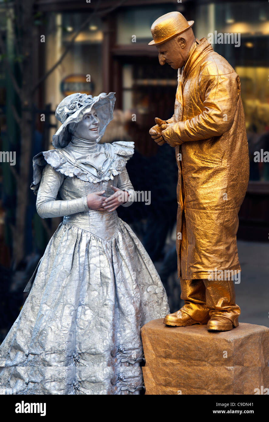 London covent garden performer hi-res stock photography and images - Alamy