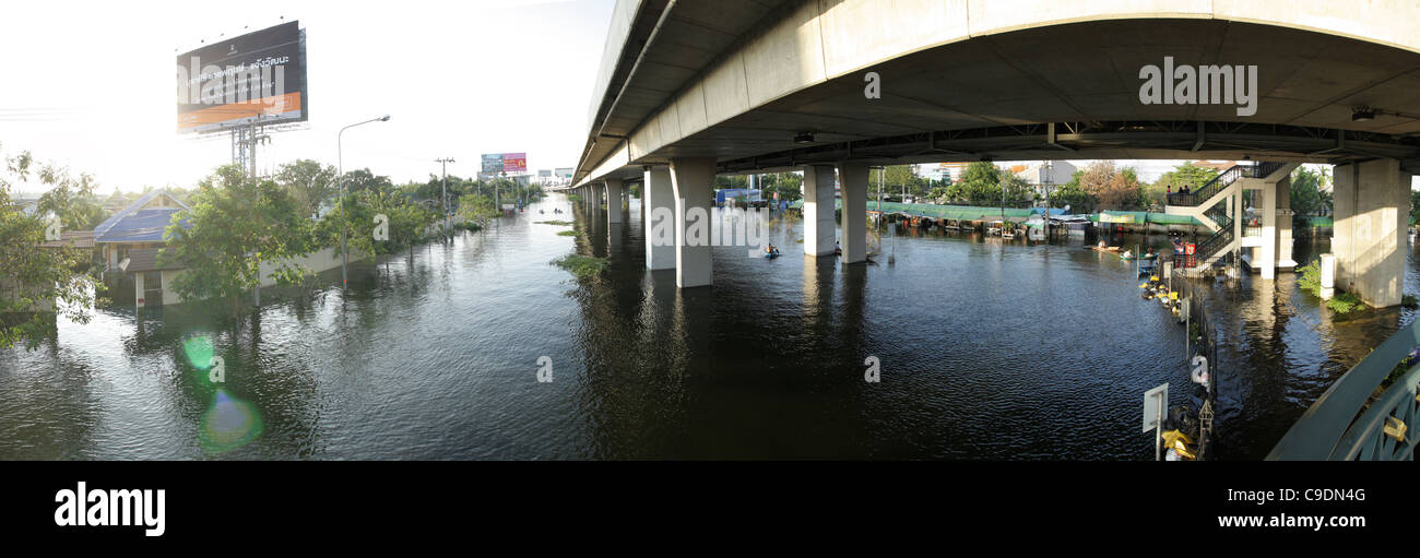 Floodwaters on street , Pakkred , Nonthaburi province , Thailand Stock ...