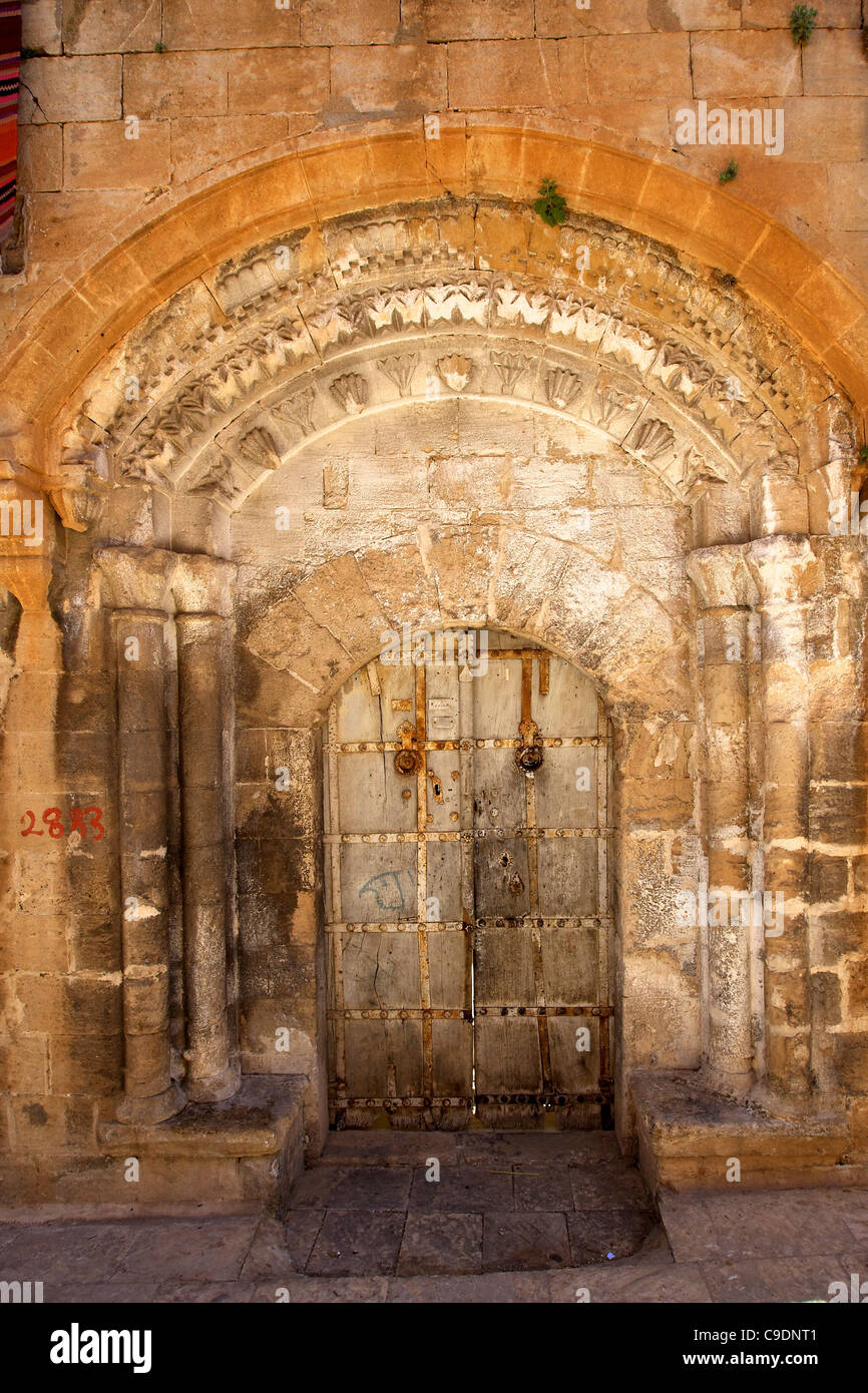 Building in Narrow Street of Mardin, Turkey Stock Photo - Alamy
