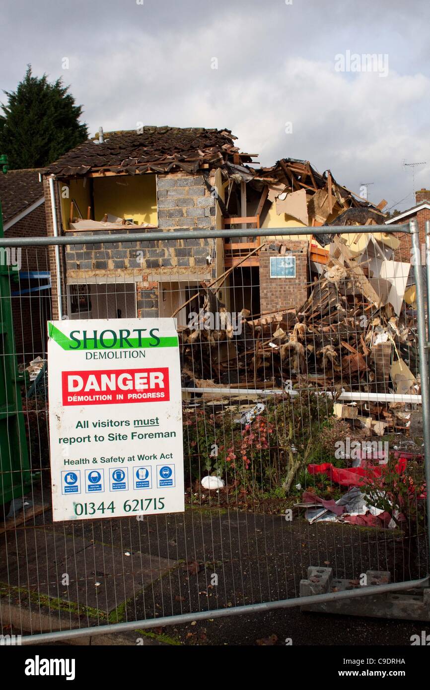 House destroyed by gas explosion hi-res stock photography and images ...
