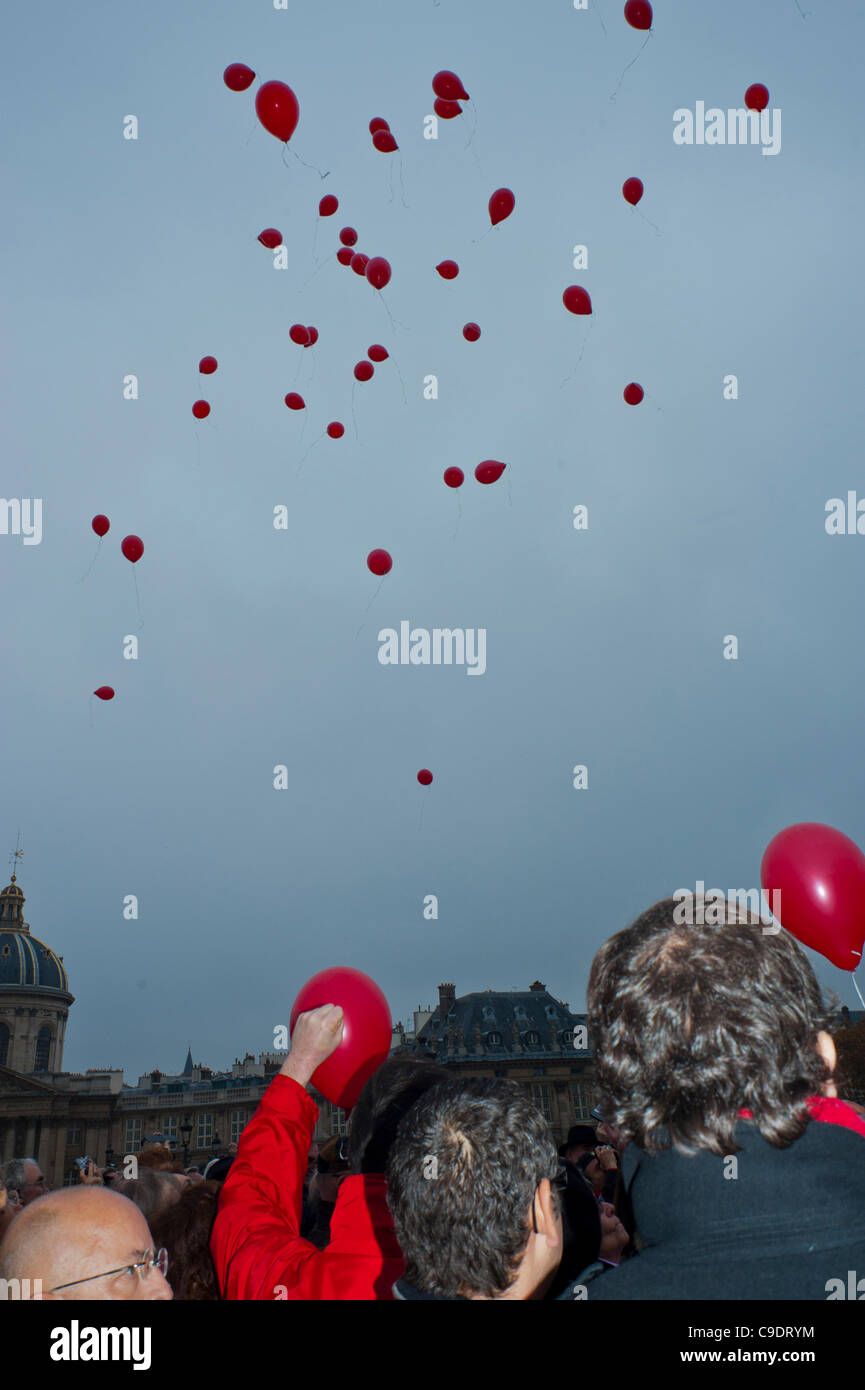 Releasing balloons hi-res stock photography and images - Alamy