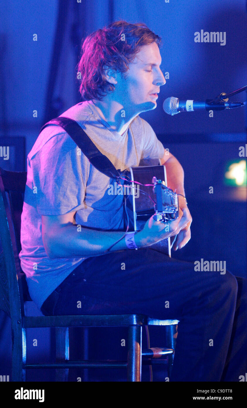 Ben howard guitar hi-res stock photography and images - Alamy