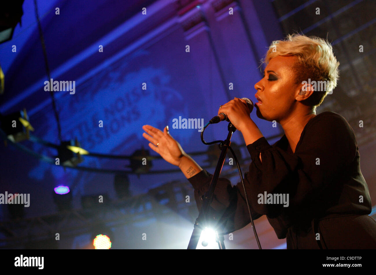 Singer performs in artists hi-res stock photography and images - Alamy