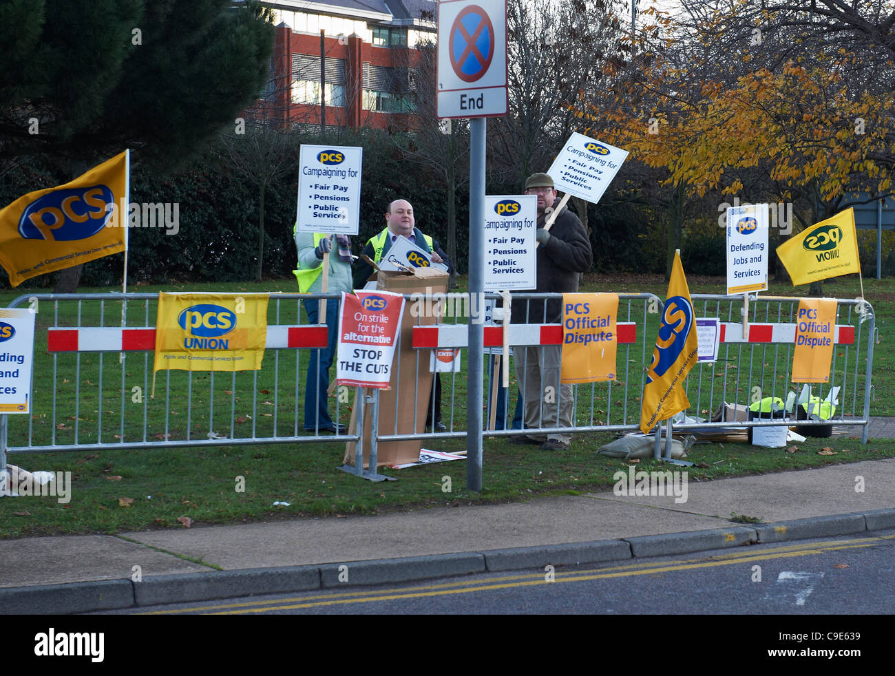 Airport workers picket line hi-res stock photography and images - Alamy