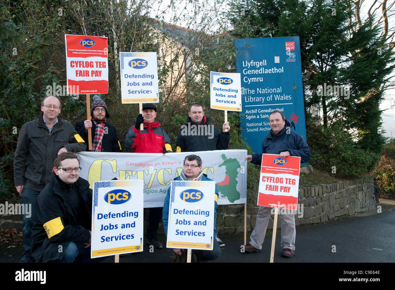 PCS (PUBLIC AND COMMERCIAL SERVICES) UNION MEMBERS PICKETING OUTSIDE ...