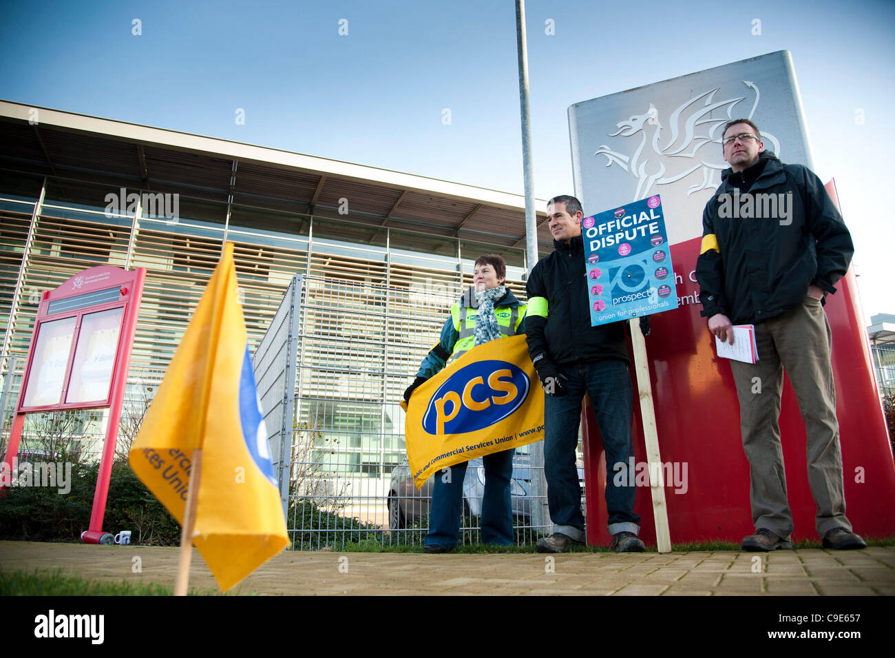 PCS UNION MEMBERS PICKETING OUTSIDE THE OFFICES OF THE WELSH GOVERNMENT ...