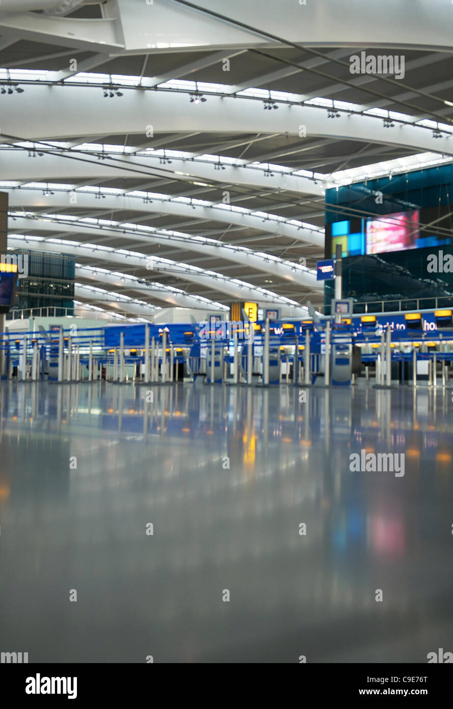 Check in queue terminal heathrow airport hi-res stock photography and ...