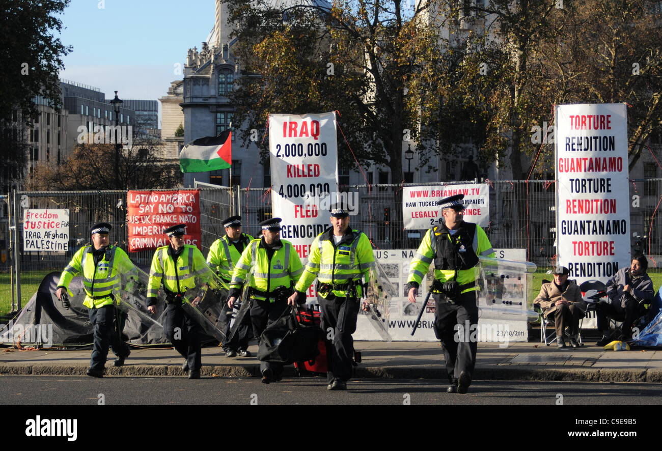Police with riot shields walk from Parliament Square towards the Houses ...
