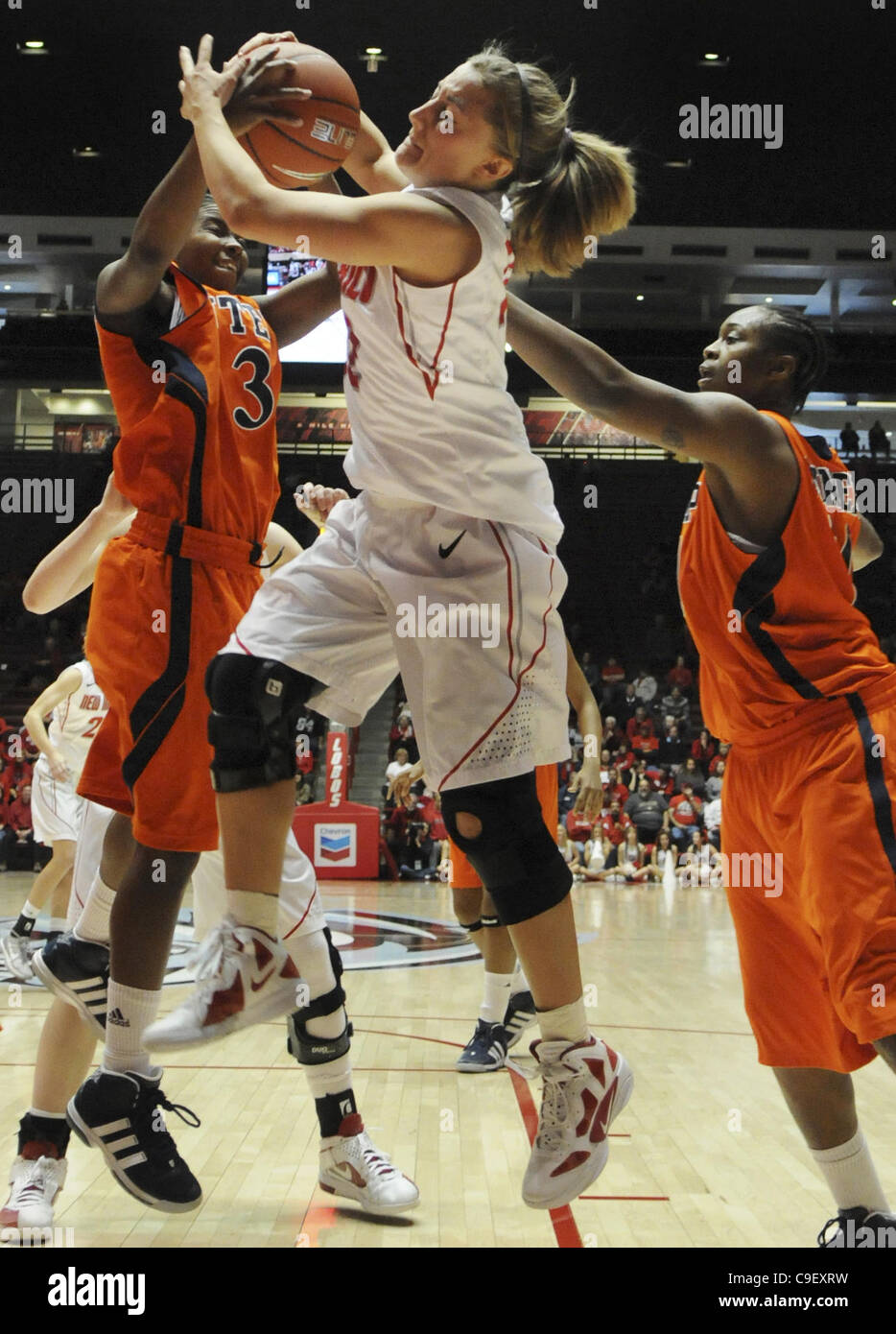 Dec. 10, 2011 - Albuquerque, NM, U.S. - Greg Sorber -- UNM's Nikki ...