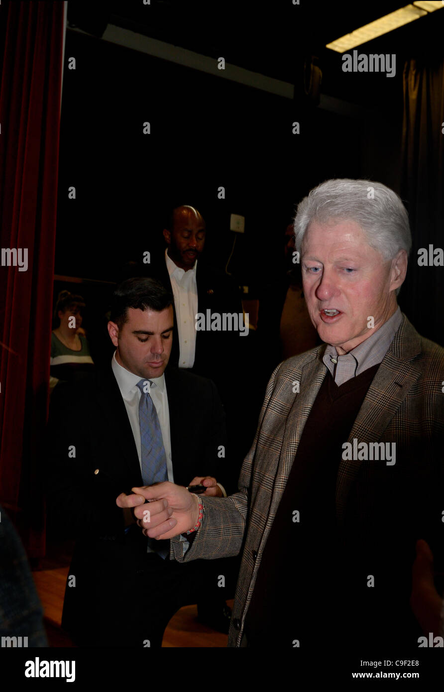 Portrait of former US President Bill Clinton while he speaks to the ...