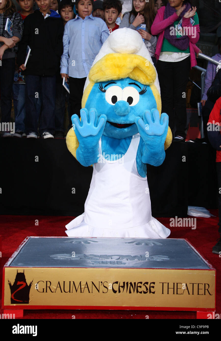 Smurfette hi-res stock photography and images - Alamy