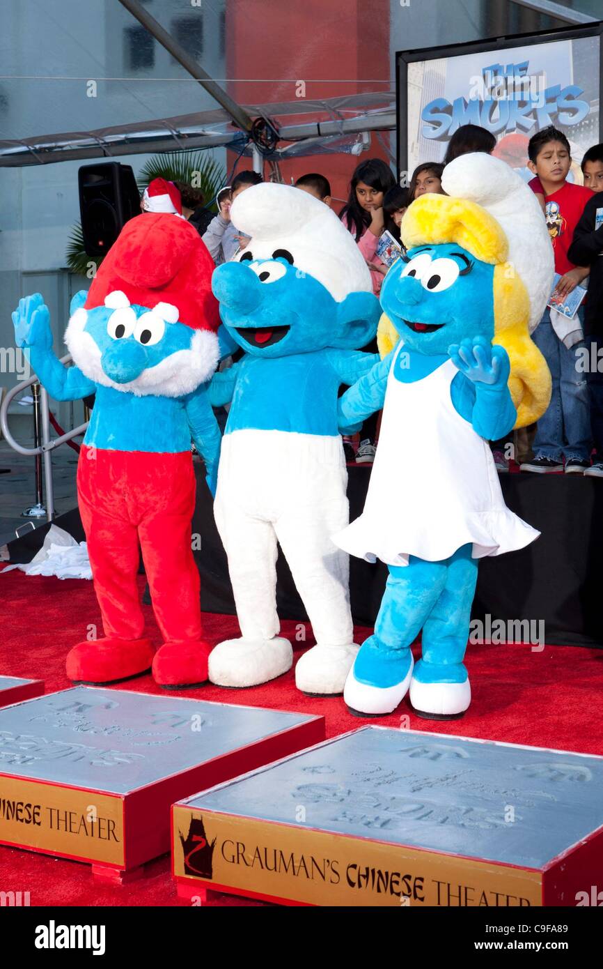 Smurfette hi-res stock photography and images - Alamy