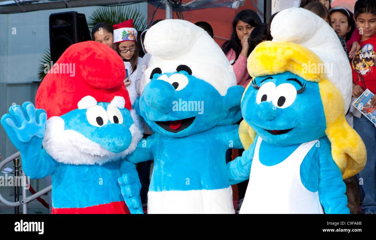 Smurfette hi-res stock photography and images - Alamy