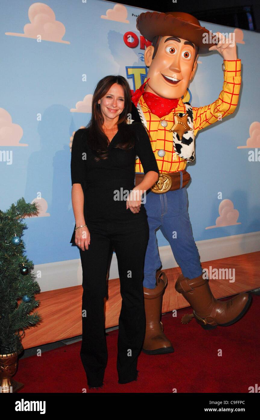 Jennifer Love Hewitt at arrivals for Disney On Ice Presents Disney ...