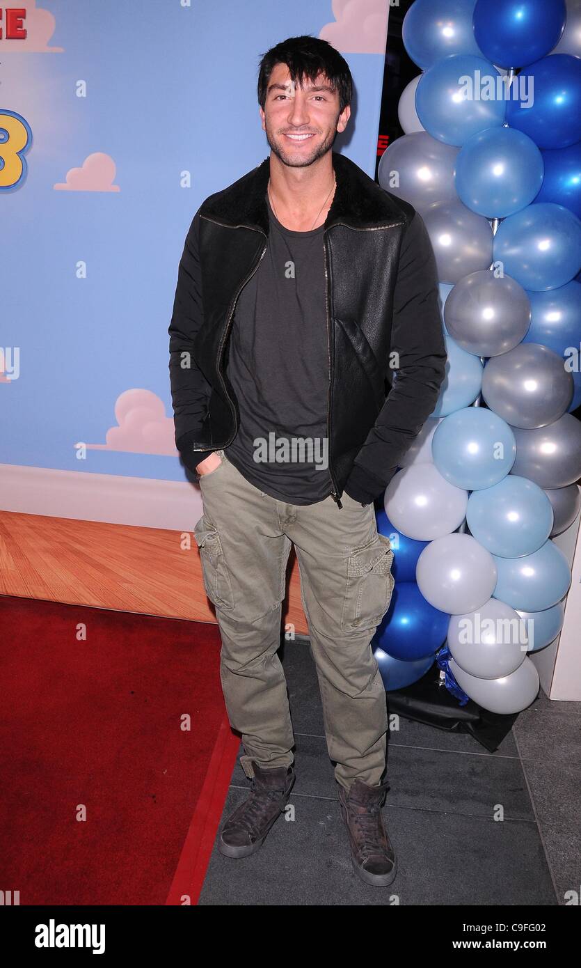 Dec. 14, 2011 - Hollywood, California, U.S. - Celebrity premiere of ...
