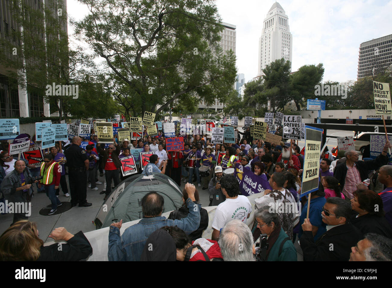 Dec. 15, 2011 - Los Angeles, California, U.S. - Hundreds of ...