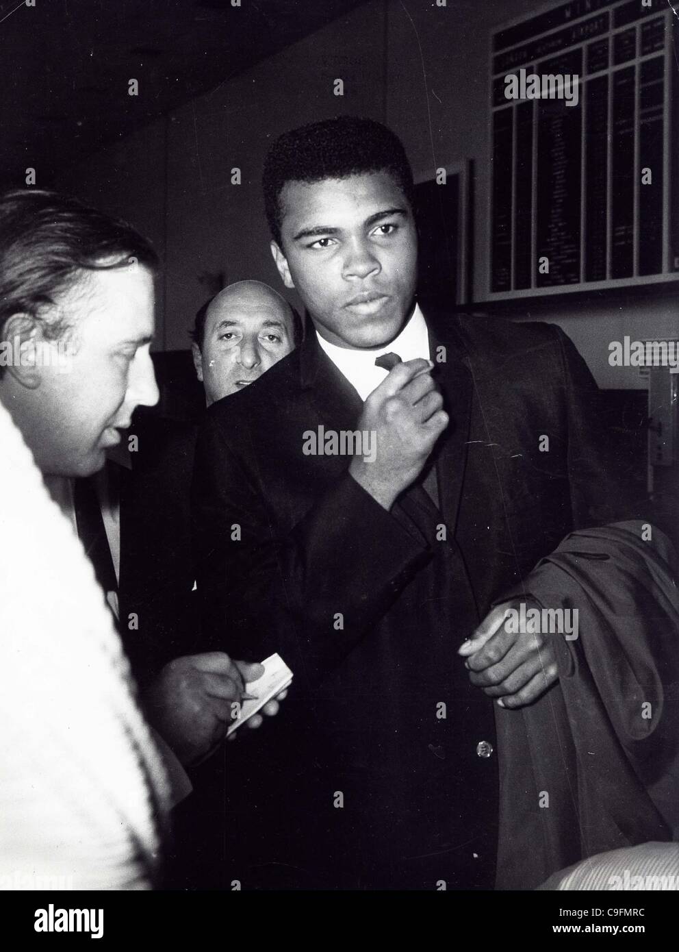 Dec. 9, 1965 - MUHAMMAD ALI at the London airport 1965.Supplied by ...