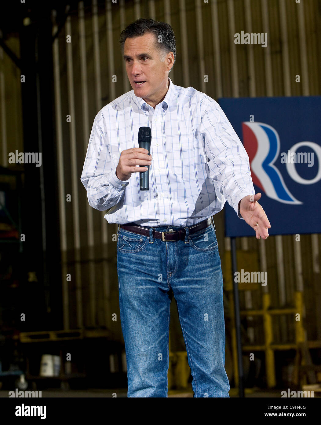 Dec. 16, 2011 - Sioux City, Iowa, USA - Mitt Romney campaigns at the ...