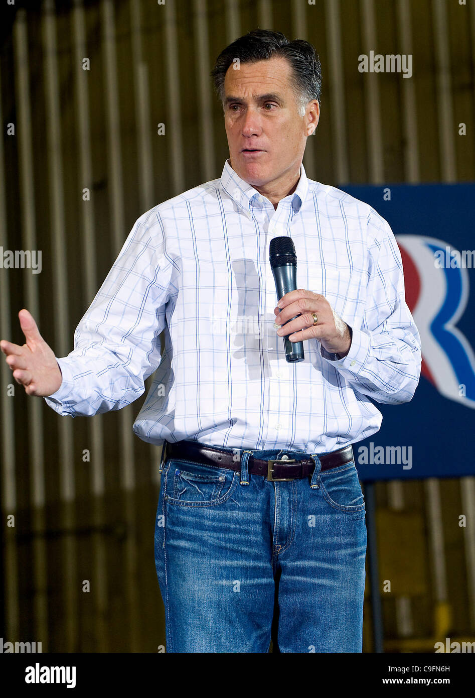 Dec. 16, 2011 - Sioux City, Iowa, USA - Mitt Romney campaigns at the ...