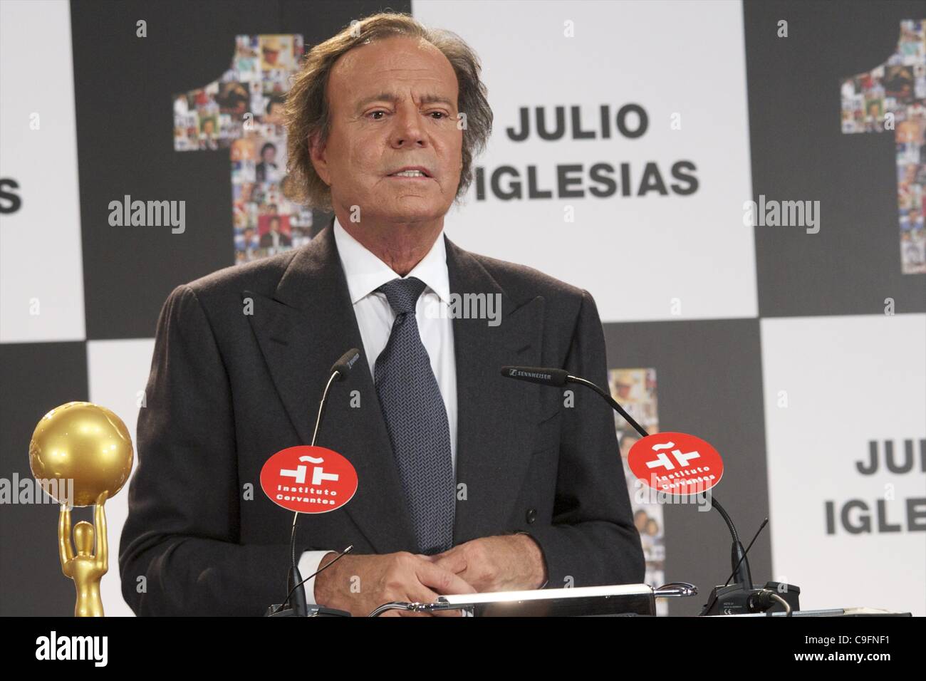 Spanish singer julio iglesias hi-res stock photography and images - Alamy