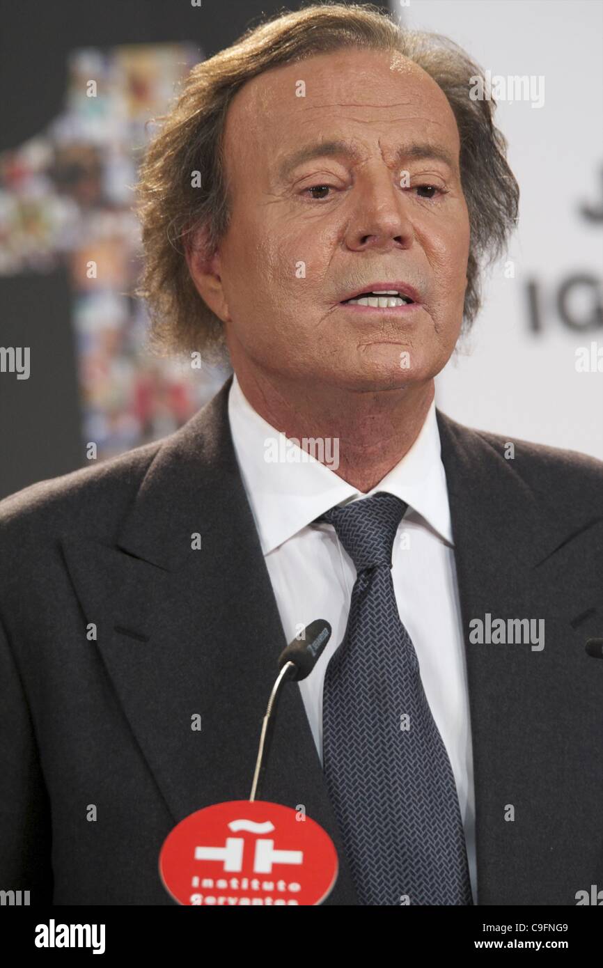 Singer julio iglesias hi-res stock photography and images - Alamy