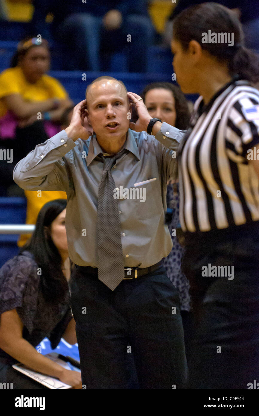 The griffins head hi-res stock photography and images - Alamy