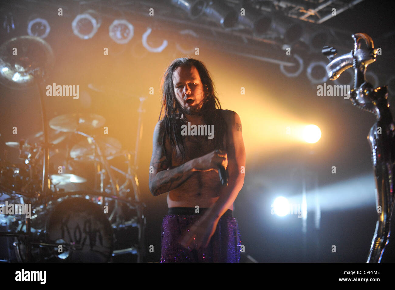 Lead singer of korn hi-res stock photography and images - Alamy