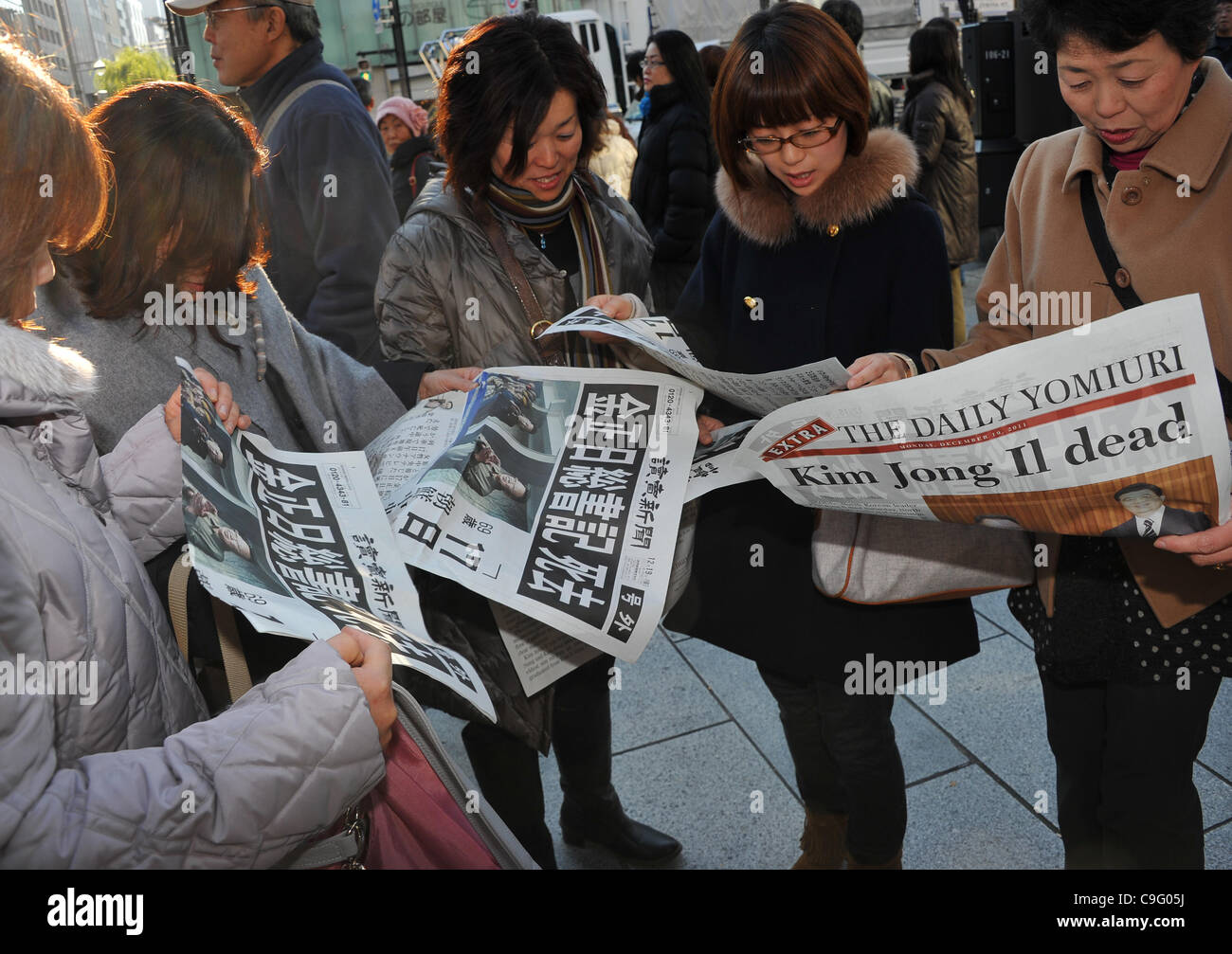 December 19, 2011, Tokyo, Japan - Evening newspaper extras reporting on ...