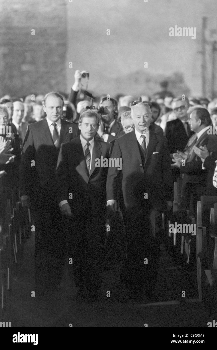 Velvet revolution czechoslovakia Black and White Stock Photos & Images ...