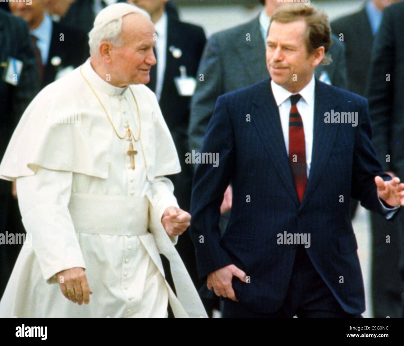 FILE PHOTO:Czechoslovak President Vaclav Havel and Pope John Paul II on ...