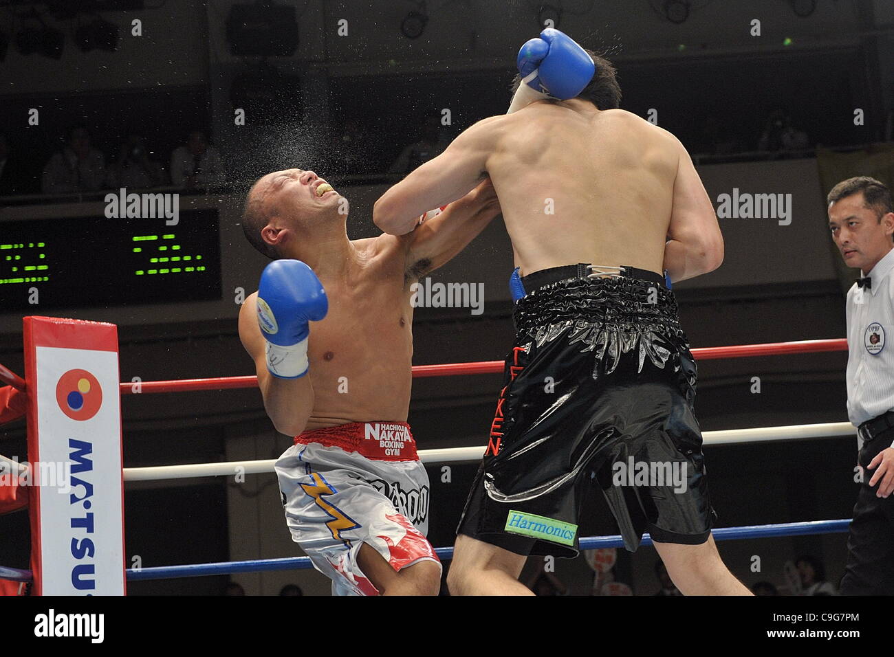 Makoto Fuchigami, Koji Sato (JPN), DECMBER 12, 2011 - Boxing : JBC ...