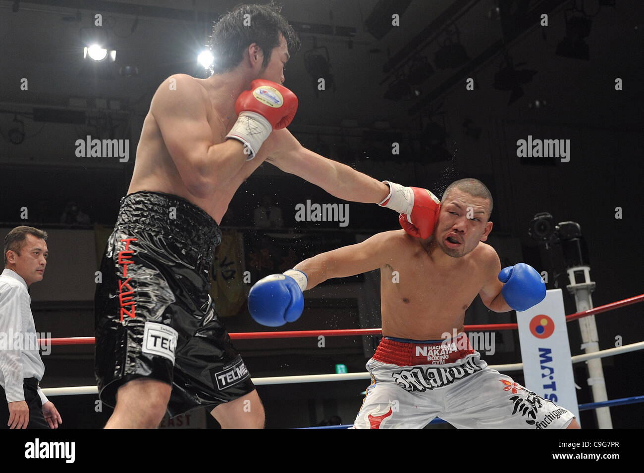 (R-L) Makoto Fuchigami, Koji Sato (JPN), DECMBER 12, 2011 - Boxing : JBC Japanese middleweight ...