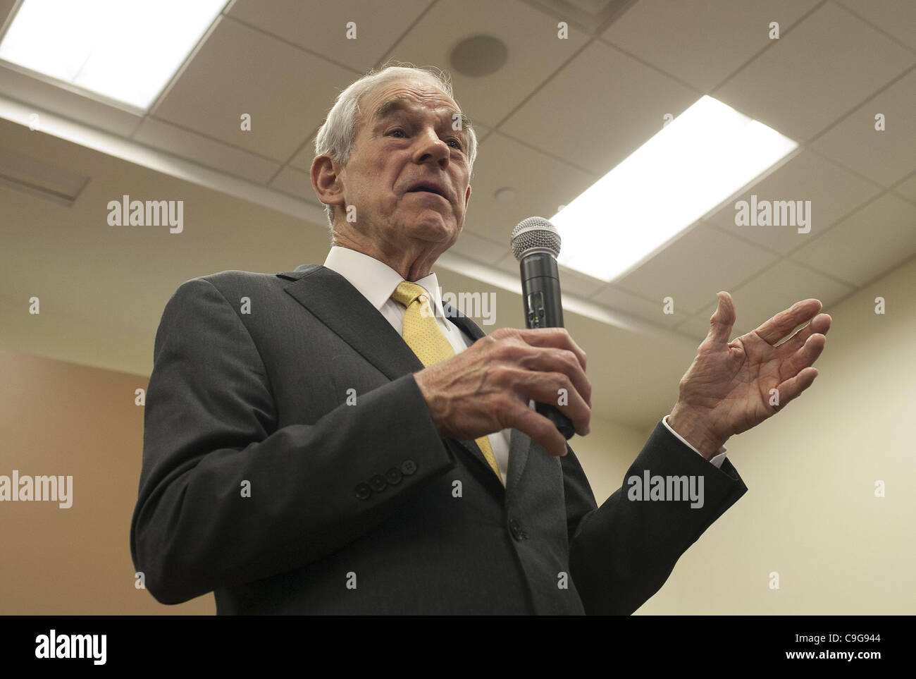 Dec. 21, 2011 - Washington, IA, USA - Representative Ron Paul speaks at ...