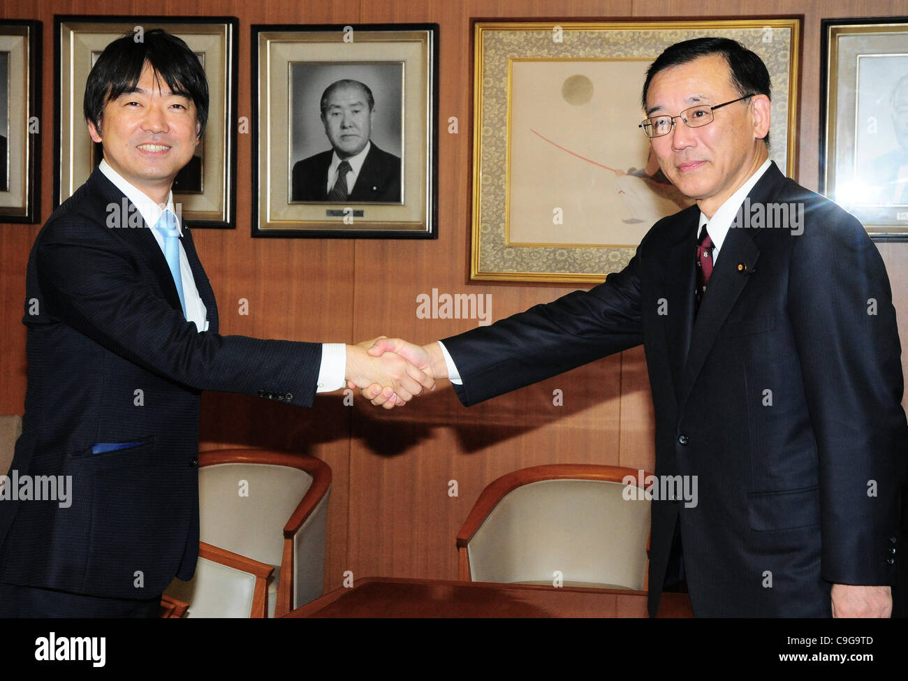 Dec. 20, 2011 - Tokyo, Japan - TORU HASHIMOTO(L), New Osaka Mayor meets ...