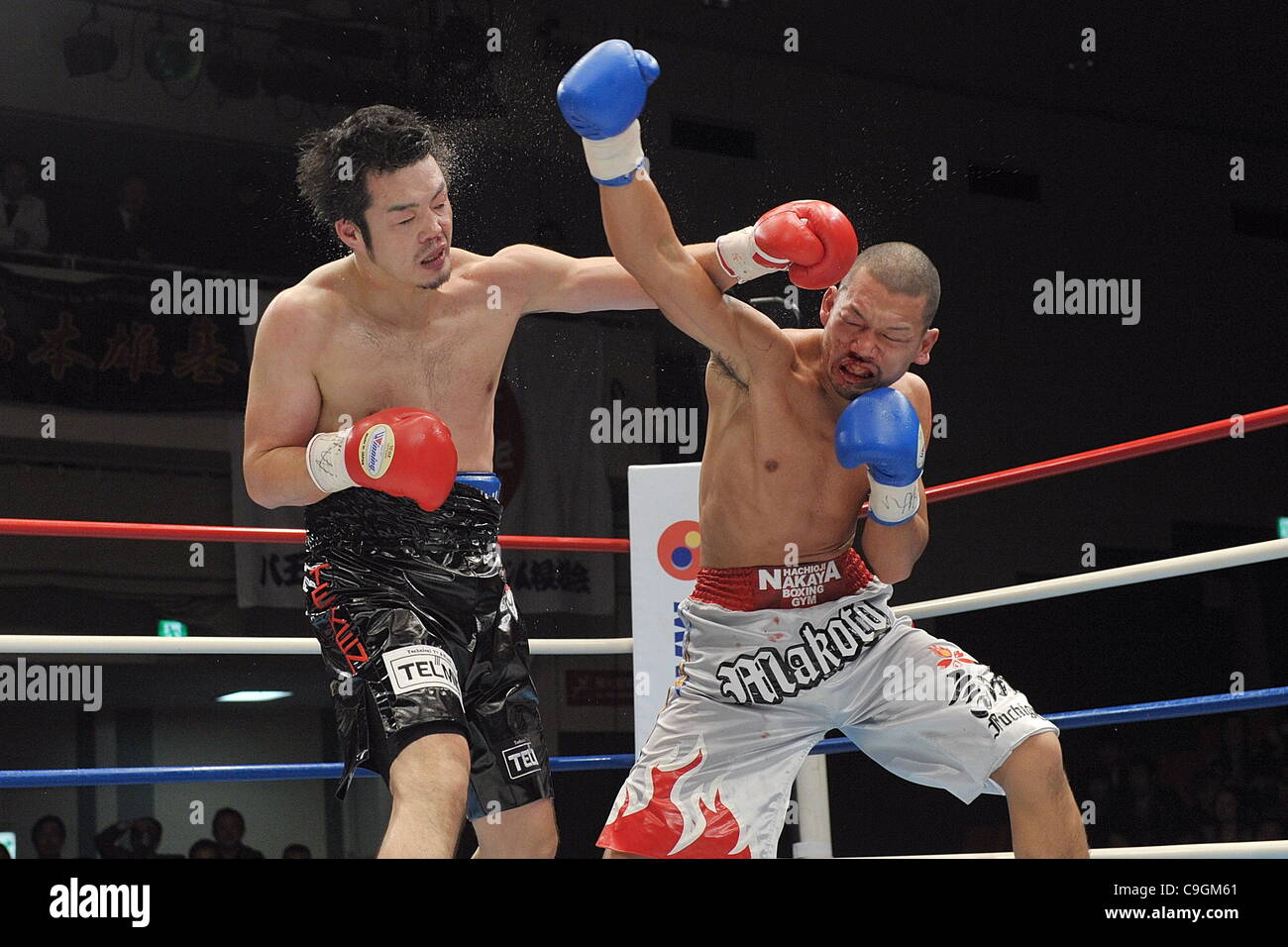 Makoto Fuchigami, Koji Sato (JPN) DECMBER 12, 2011 - Boxing : JBC ...