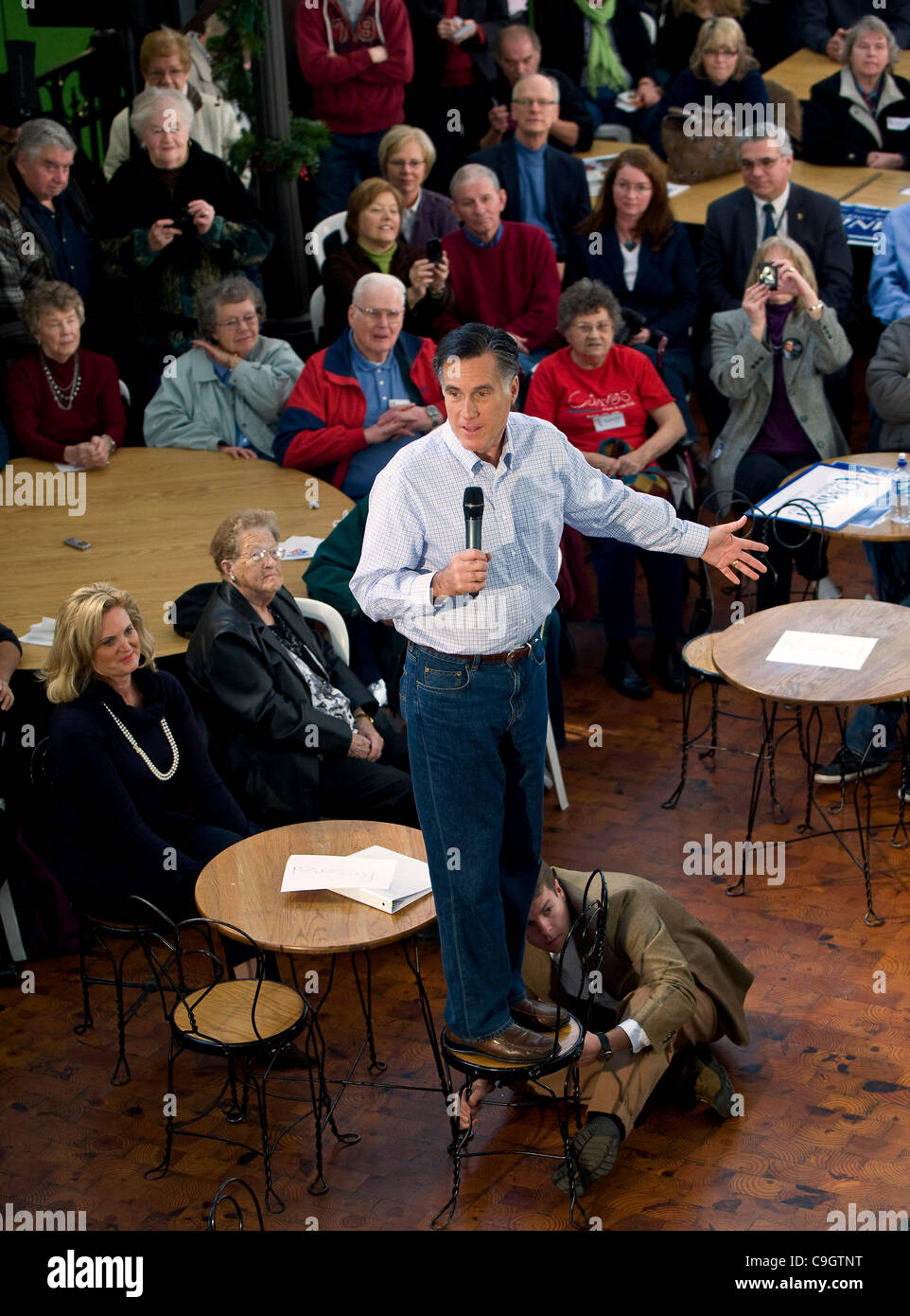 Dec. 29, 2011 - Mason City, Iowa, USA - Mitt Romney campaigns at Music ...