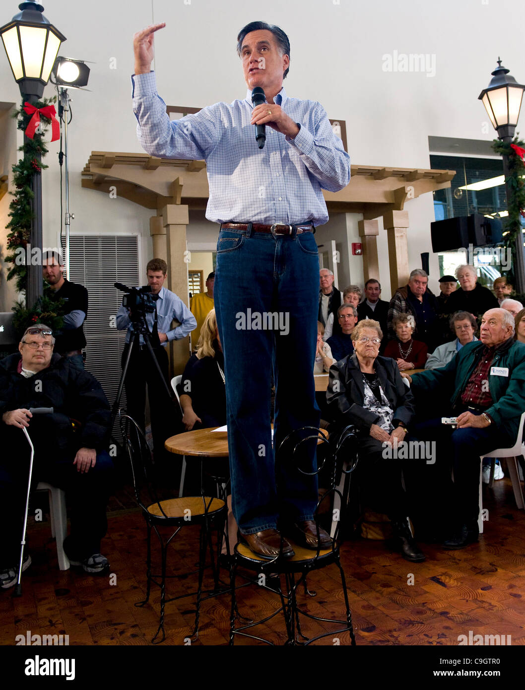 Dec. 29, 2011 - Mason City, Iowa, USA - Mitt Romney campaigns at Music ...