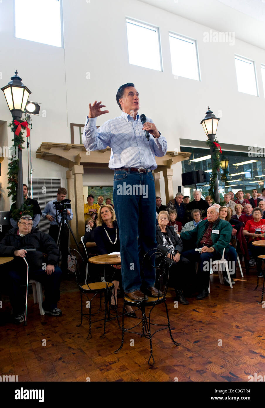 Dec. 29, 2011 - Mason City, Iowa, USA - Mitt Romney campaigns at Music ...