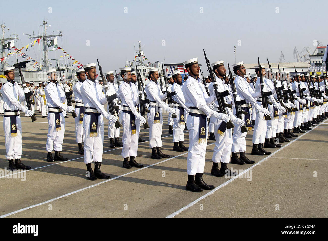 Pn dockyard karachi the parade presents salute hi-res stock photography ...
