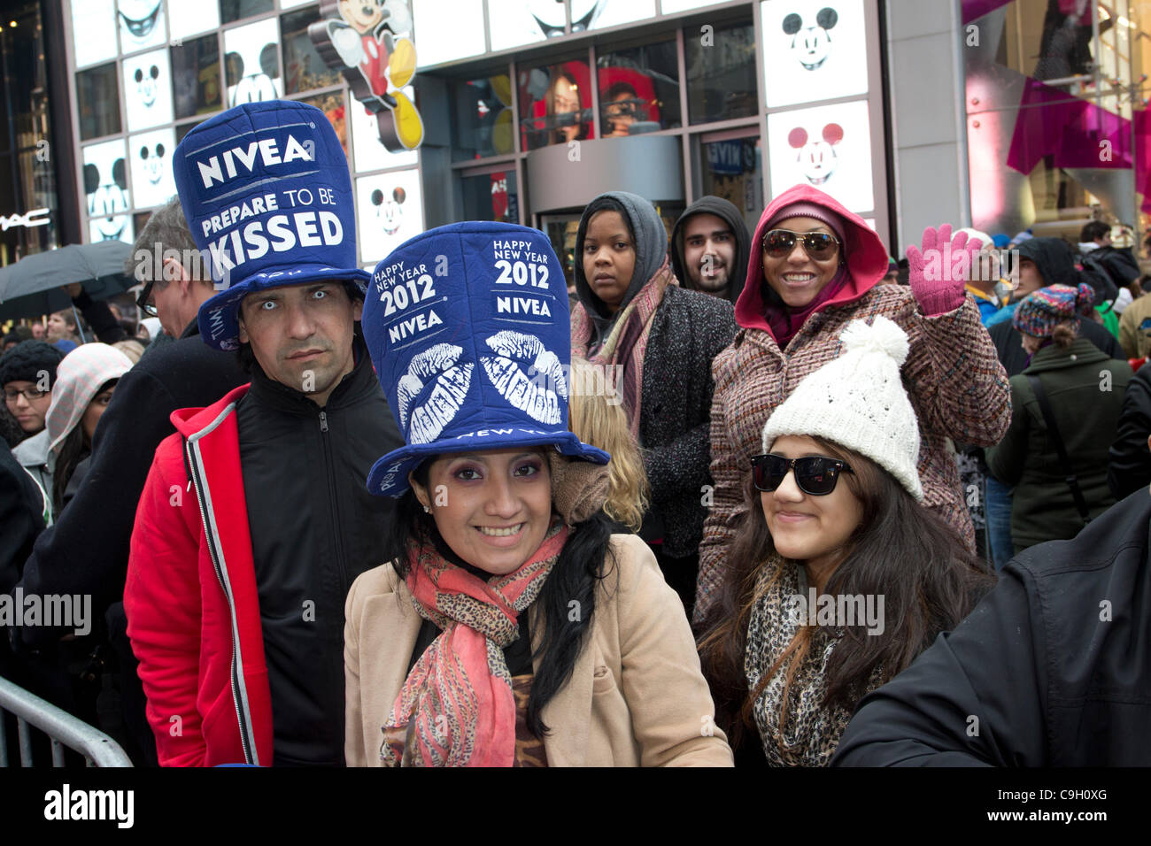 Times square new year's eve crowd hi-res stock photography and images ...