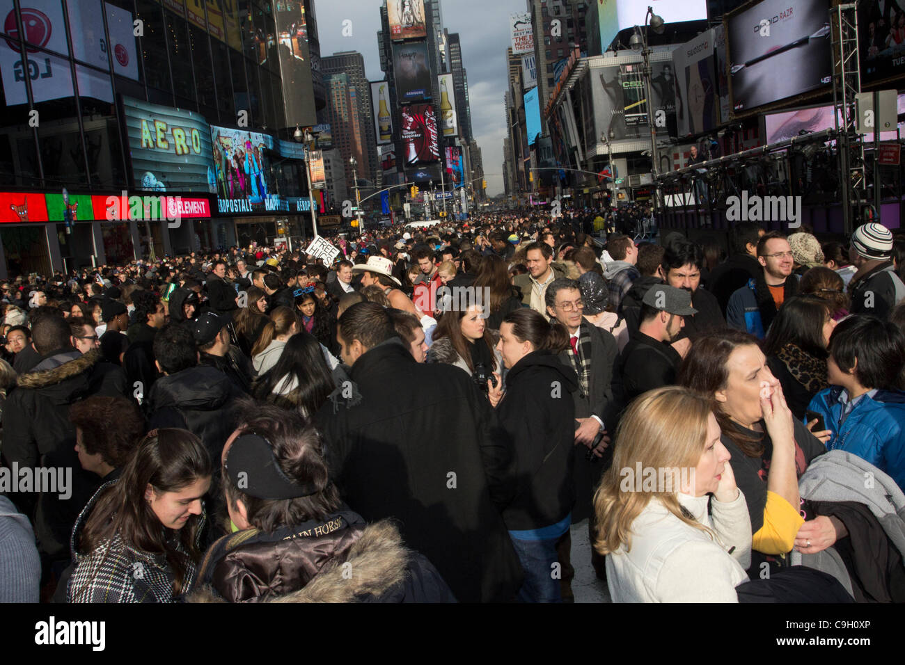 Crowds gather in times square hi-res stock photography and images - Alamy