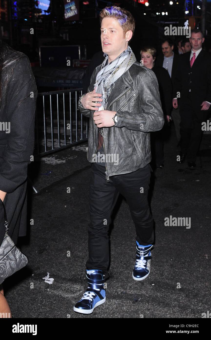 Nash Overstreet, of Hot Chelle Rae, leaves the Duffy Square performance ...
